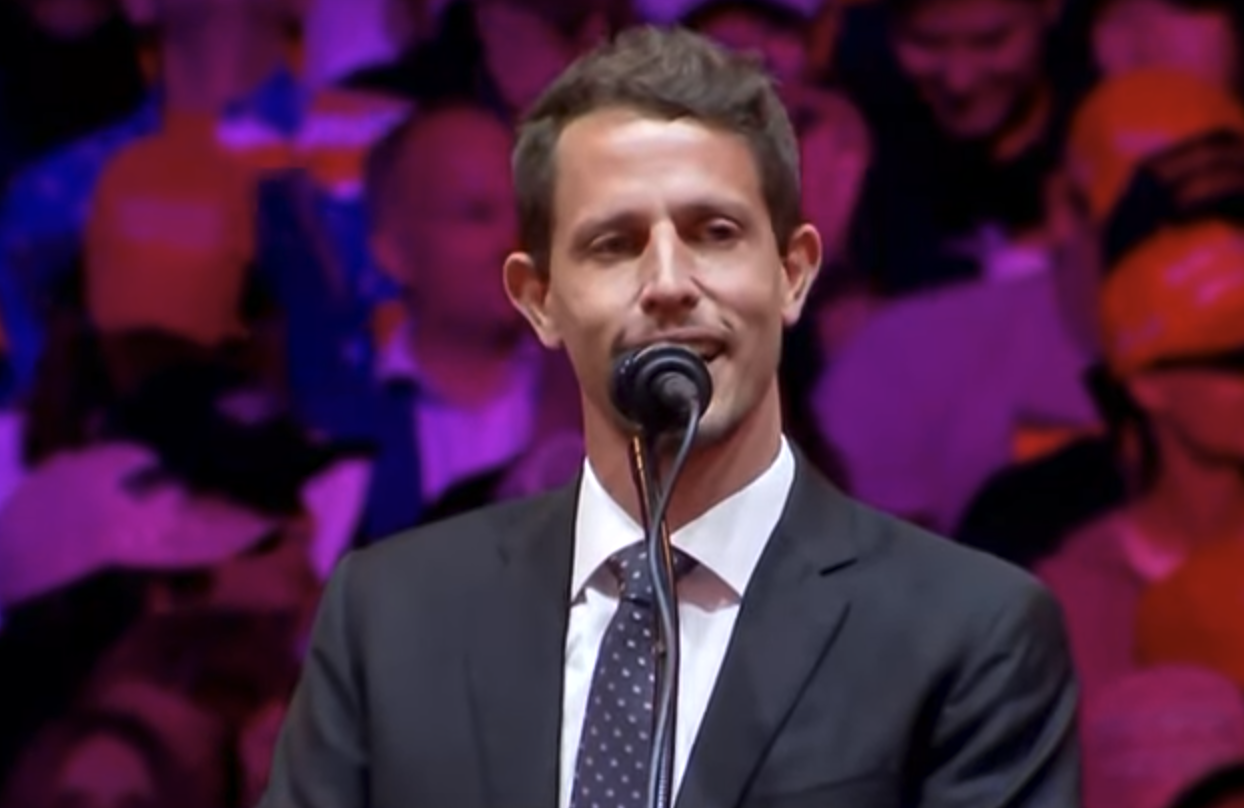 El comediante Tony Hinchcliffe desata la indignación con comentarios ...